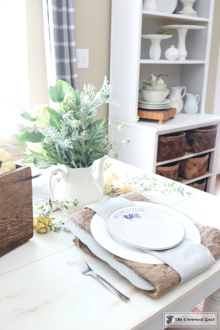 Fall Decorating in the Breakfast Nook – The Crowned Goat