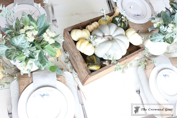 Fall Decorating in the Breakfast Nook – The Crowned Goat
